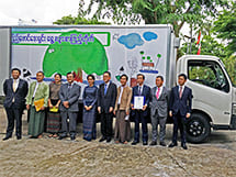 ミャンマーのドーキンチー財団（DKKF）へ移動図書館車両を寄贈 | 住友商事